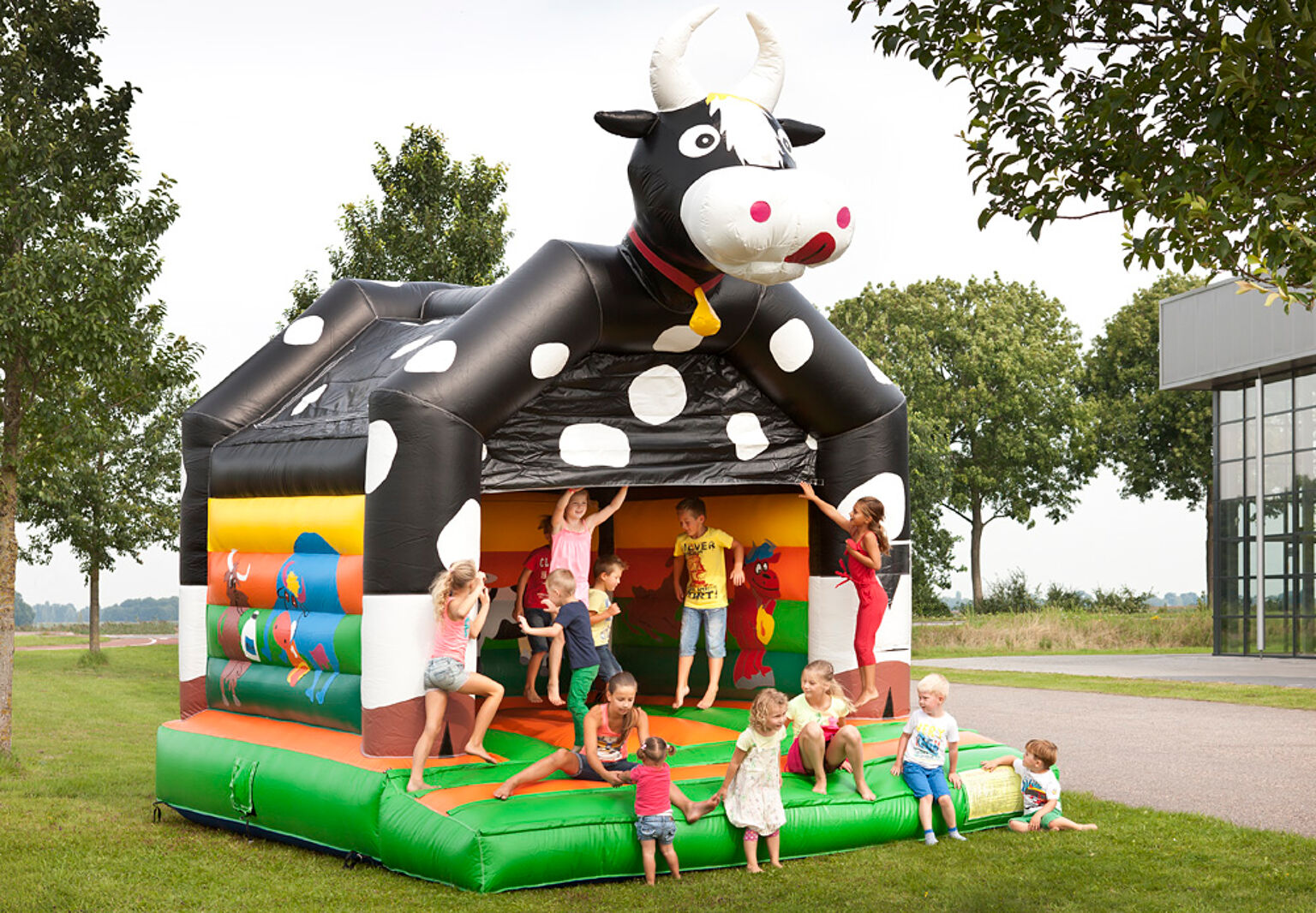 How much does a bouncy castle cost? Price comparison and tips